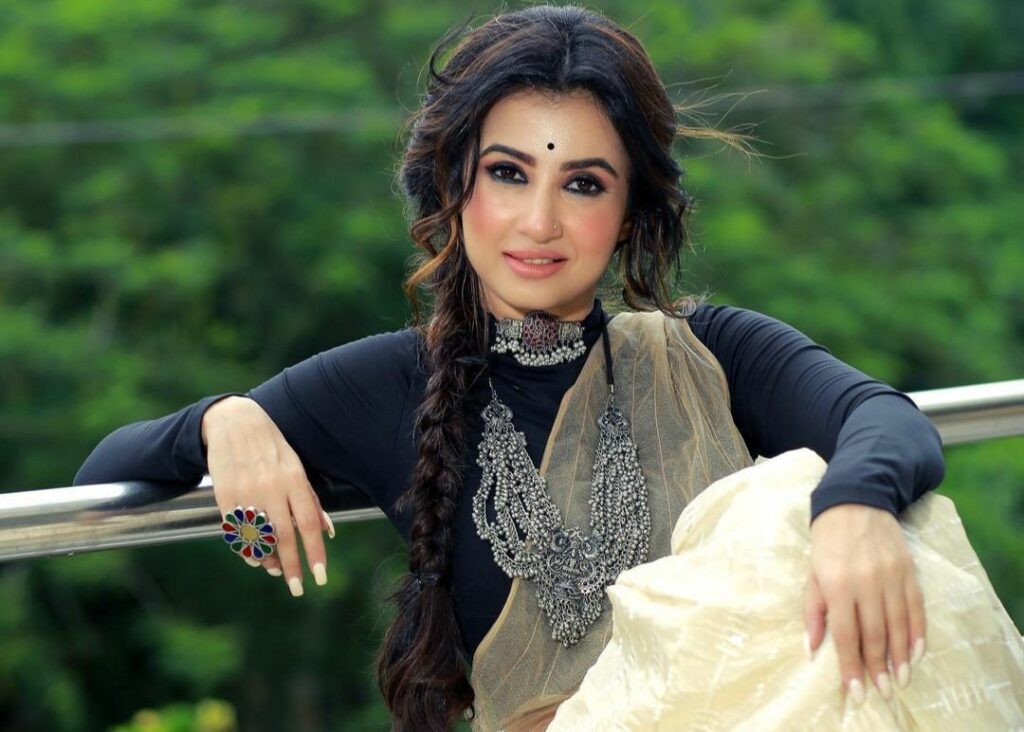 টলি ডিভা মনামীর হট লুকে ফিদা নেটমহল - KhaborOnline